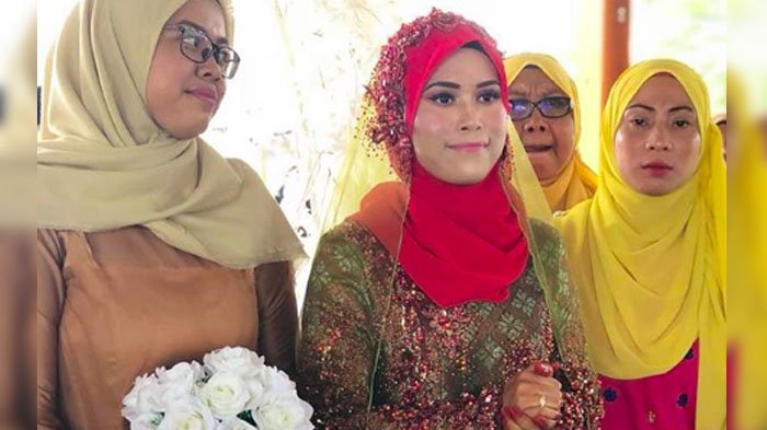 Badriyah Hampir Nangis Saat Resepsi Pernikahan, Suaminya Tak Hadir ...