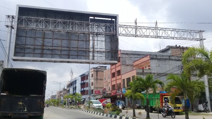 Belum Urus Izin, Pemilik Reklame Bando Jalan Malah Pasang Penawaran ...