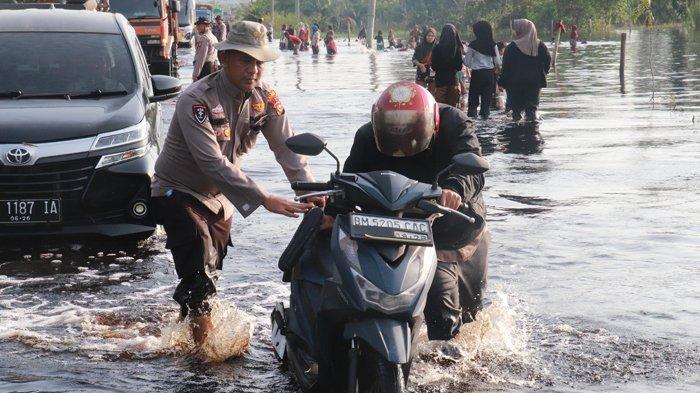 Tak Ada Lagi Buka Tutup di Banjir Jalintim KM 83, Ini Imbauan Satlantas Polres Pelalawan ...