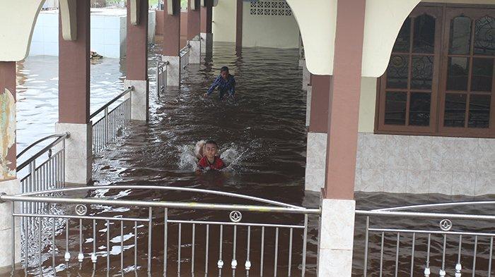 FOTO : Luapan Sungai Siak Pekanbaru Banjiri Kawasan Perumahan di Jalan ...