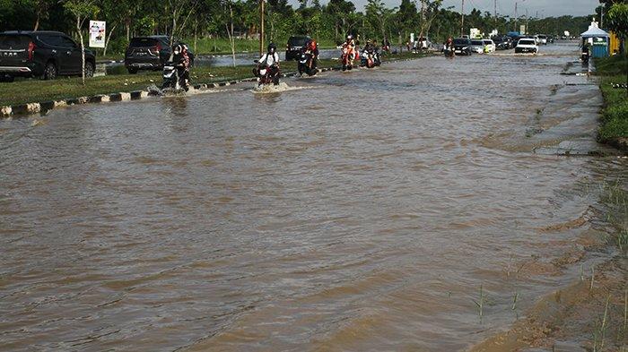 FOTO : Jalan Sudirman Ujung Pekanbaru Banjir, Tak Jauh dari Jembatan Siak IV - Tribunpekanbaru.com