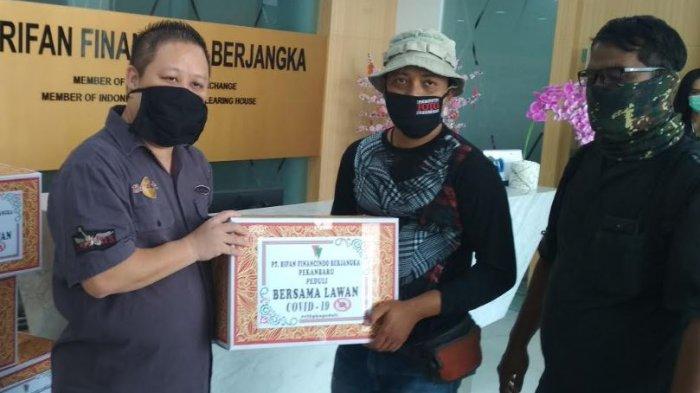 PT RFB Bantu Sembako Bagi Warga Terdampak Covid-19 - Tribunpekanbaru.com