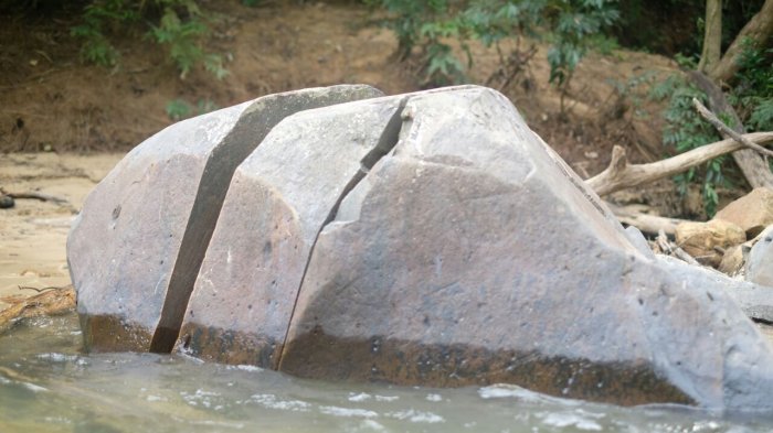 Cerita Rakyat Maluku Legenda Batu Badaong atau Batu Belah ...
