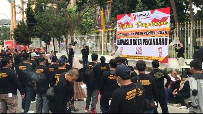 Bawaslu Pekanbaru Dirikan Pengaduan Pemilu Keliling di Area Car Free Day - Tribunpekanbaru.com