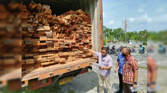 Polda Riau Amankan Truk Pembawa 30 Kubik Kayu Hasil Ilog Di Hutan Suaka