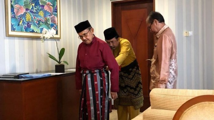 Kisah Presiden Ke-3 RI, BJ Habibie Gagah Mengenakan Busana Melayu ...
