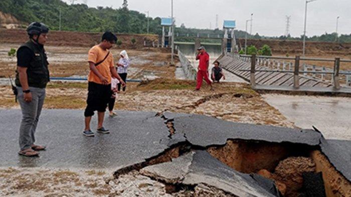 Jembatan Box Culvert Amblas, Jalan Pintas ke Kantor Bupati Kampar Putus ...