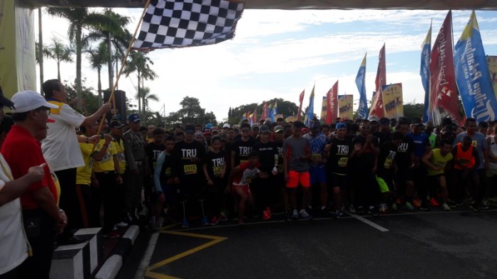 Video: Syamsuar Kibarkan Bendera Start, 942 Peserta Siak 10 K Bersorak ...