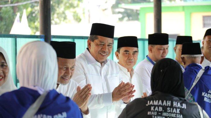 Bupati Siak Lepas JCH Siak Kloter 15 Berangkat ke Madinah - Tribunpekanbaru.com