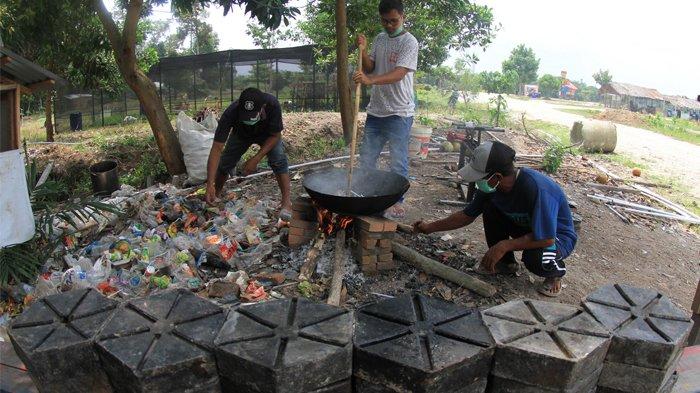 Pengelola Taman Okura Pekanbaru Daur Ulang Sampah Menjadi Paving Block - Tribunpekanbaru.com