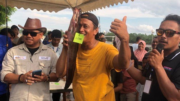 Dapat Hadiah Mobil, Doni Issandi Juara Lomba Mancing FSS ...