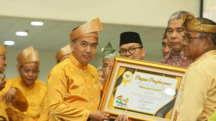 DPRD Inhil Berikan Penghargaan Gemilang Award Pada Momen Milad Ke 58 ...