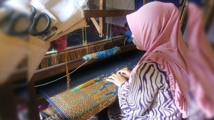 FEATURE - Tenun Lejo di Bengkalis Riau, Alat Tenun Legendaris Hasilkan ...
