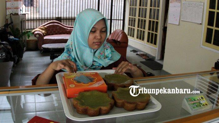 FOTO GADIS Melayu sedang Membuat BOLU KEMOJO, Makanan dan OLEH-OLEH ...