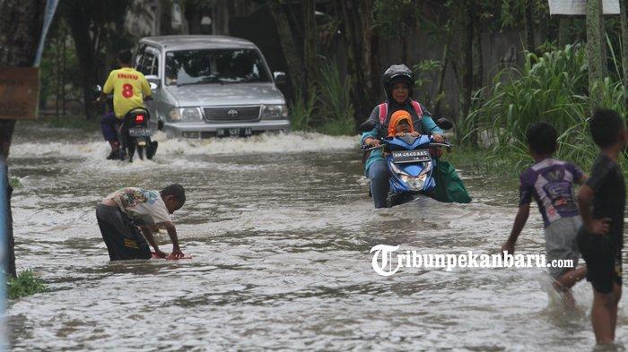 FOTO: Banjir Semalaman, Sebagian Ruas Jalan di Kawasan Rumbai Pesisir ...