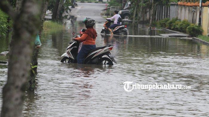 FOTO: Banjir Semalaman, Sebagian Ruas Jalan di Kawasan Rumbai Pesisir ...