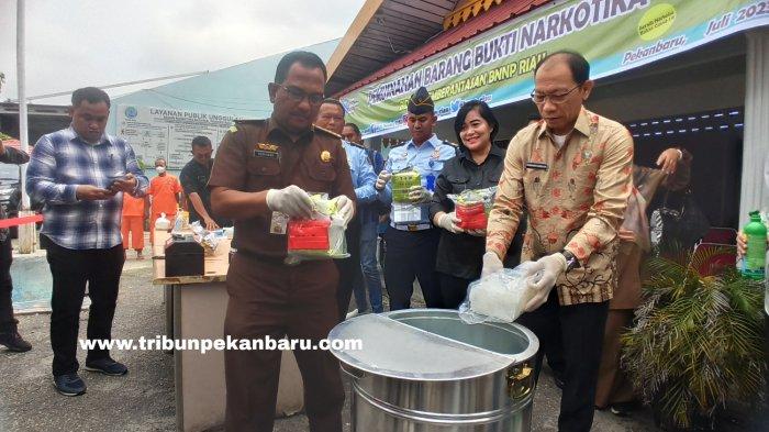 5 Kg Sabu yang Diamankan dari 4 Tersangka Jaringan Internasional Dimusnahkan BNNP Riau ...