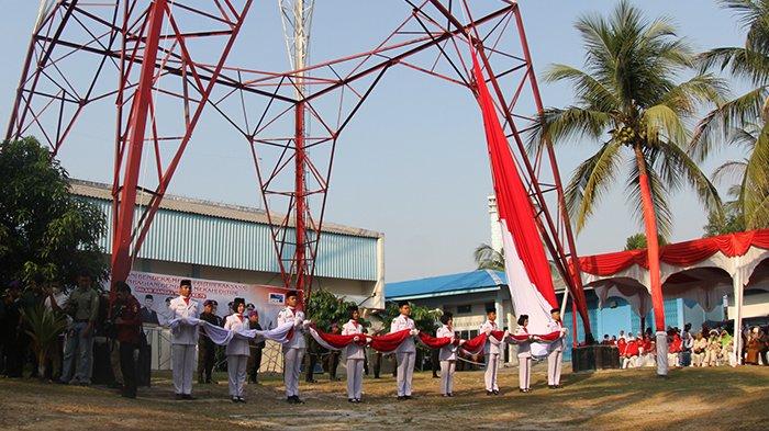 FOTO: Detik-detik Pengibaran Bendera Raksasa di Tower RRI Pekanbaru ...