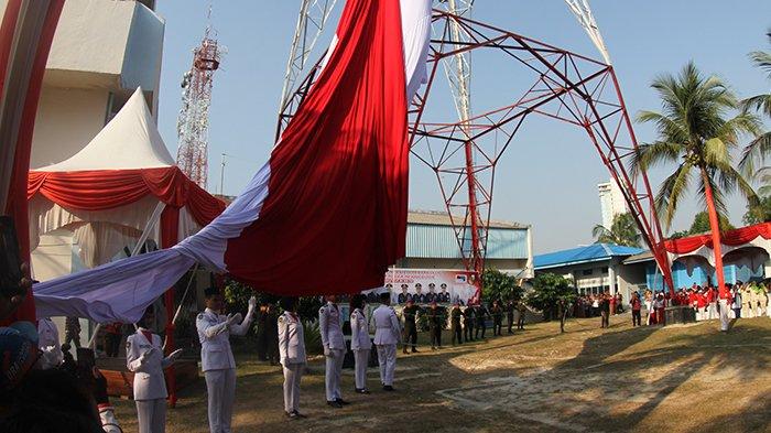 FOTO: Detik-detik Pengibaran Bendera Raksasa di Tower RRI Pekanbaru ...