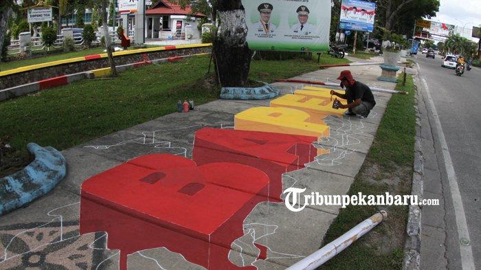 FOTO: Mural Artist Ikut Warnai Trotoar Jalan Sudirman Pekanbaru ...