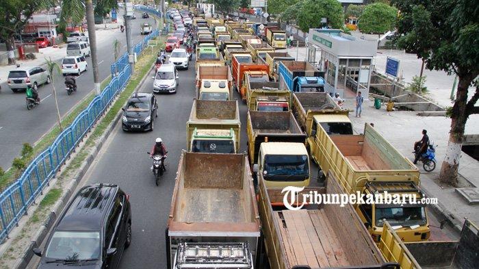 FOTO: Ratusan Sopir Truk Demo di Kantor DPRD Riau - Tribunpekanbaru.com