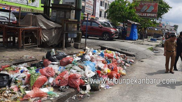 FOTO: Sampah Menumpuk di Sejumlah Ruas Jalan Pekanbaru - Tribunpekanbaru.com