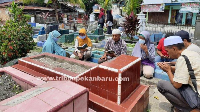 Jelang Bulan Suci Ramadhan 1444 H, Puluhan Peziarah Datangi TPU Jalan Rajawali - Tribunpekanbaru.com