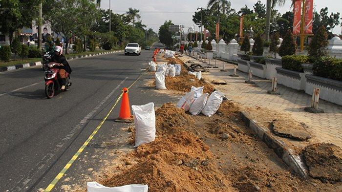 FOTO : Galian Pipa Air Minum di Jalan Dipenogoro Pekanbaru, Pengendara ... FOTO : Galian Pipa Air Minum di Jalan Dipenogoro Pekanbaru, Pengendara ...