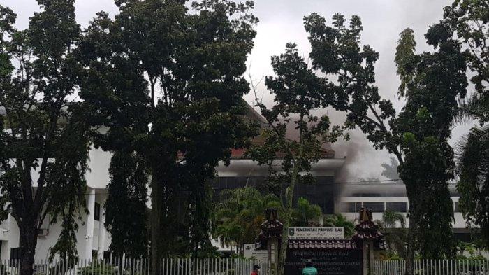 Pelaku Acungkan Sajam Sebelum Bakar Sofa di Gedung Bappeda Riau, Apa ...