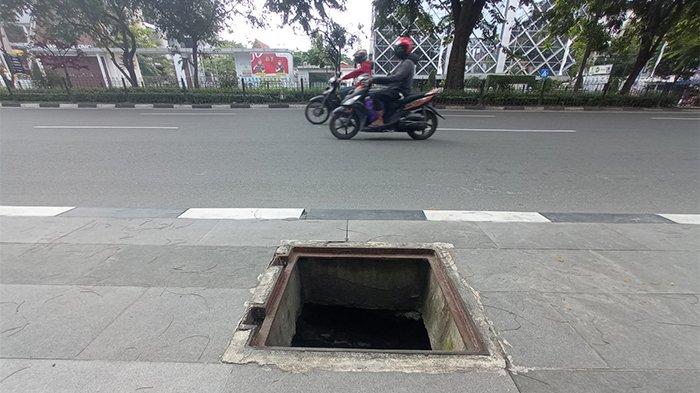 FOTO : Hilangnya Tutup Besi Gorong-gorong Depan Kantor Gubri Bahayakan ... FOTO : Hilangnya Tutup Besi Gorong-gorong Depan Kantor Gubri Bahayakan ...