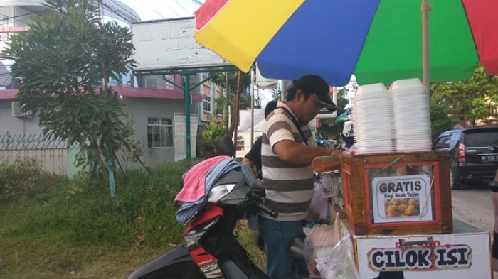 Warga Tak Sadar, Tukang Cilok Ini Adalah Intel Polisi yang Lagi Nyamar ...