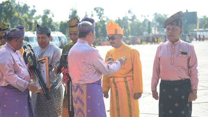 HUT Riau, Gubri Syamsuar Bagi-bagi Mobil Pelayanan Kependudukan ...