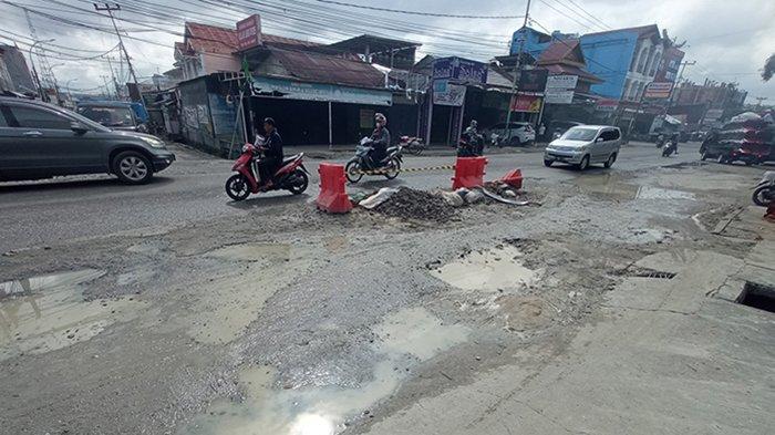 FOTO : Jalan A Yani Pekanbaru Sudah Bertahun-tahun Rusak - Tribunpekanbaru.com