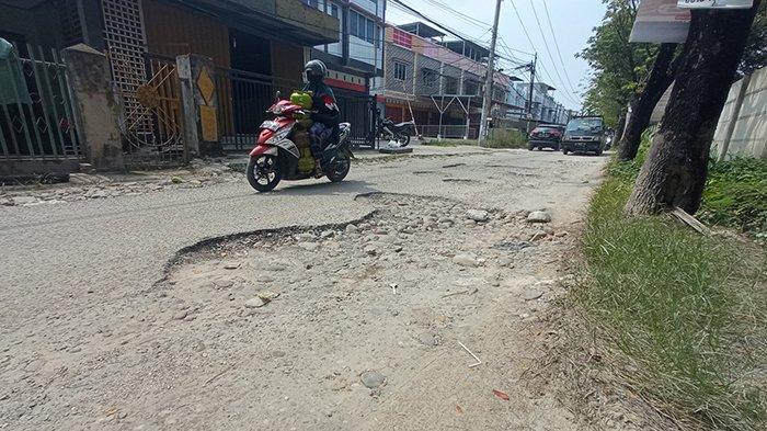 Banyak Jalan di Pusat Kota Pekanbaru Rusak Parah dan Tak Kunjung Diperbaiki - Tribunpekanbaru.com