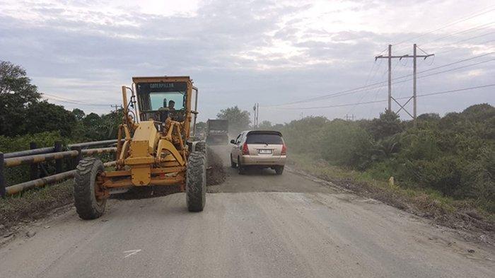 Jalan Berlubang Bikin Dua Unit Truk Patah As, Pemprov Riau Perbaiki ...