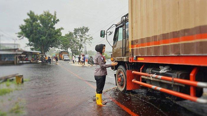 Jalan Lintas Riau - Sumut Tergenang Banjir Akibat Air Luapan Sungai ...