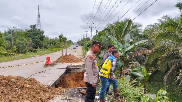 Jalan Lintas Timur di Rengat Barat Amblas Sedalam 10 Meter, BPJN ...