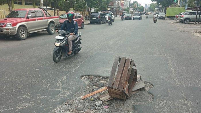 FOTO : Box Kayu Diletakkan di Jalan A Yani Pekanbaru yang Berlubang ...
