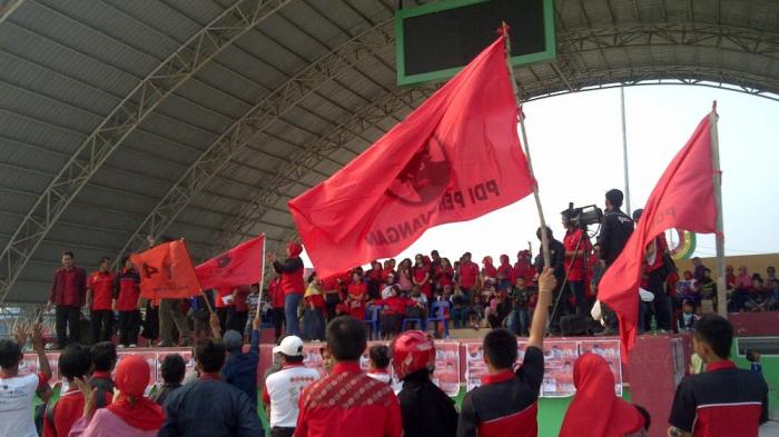 Pasang Bendera PDIP Di Dekat Rumah Ketua DPC Gerindra, Kader PDIP ... Pasang Bendera PDIP Di Dekat Rumah Ketua DPC Gerindra, Kader PDIP ...