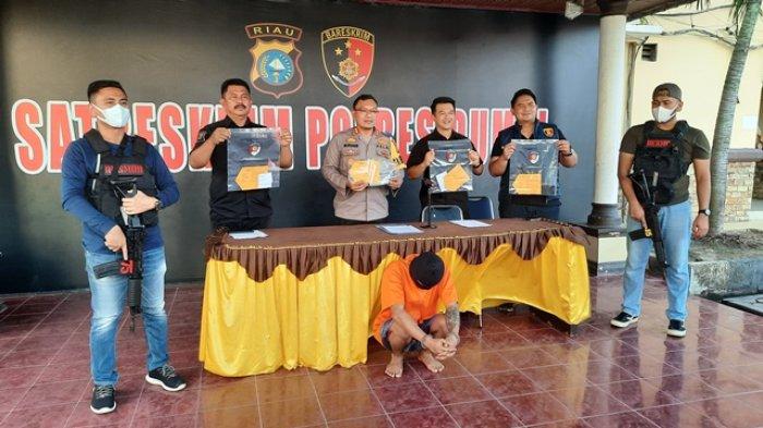 Tak Terima Diputuskan Pacar, AD Sebar Vidio Syur Bersama Korban di Medsos - Tribunpekanbaru.com