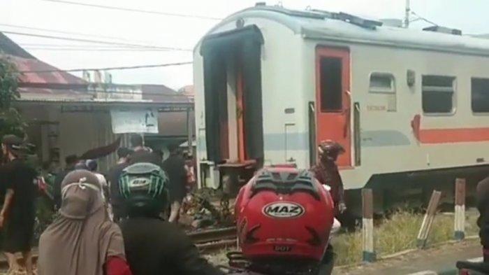VIDEO: Kereta Api Tabrak Truk Hingga Terseret sampai 10 Meter di ...