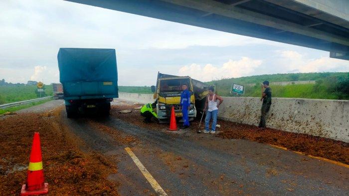 Foto-foto Pasca Kecelakaan di Tol Pekanbaru-Dumai Jumat Lalu, Buah Sawit Berserakan di Jalan ...