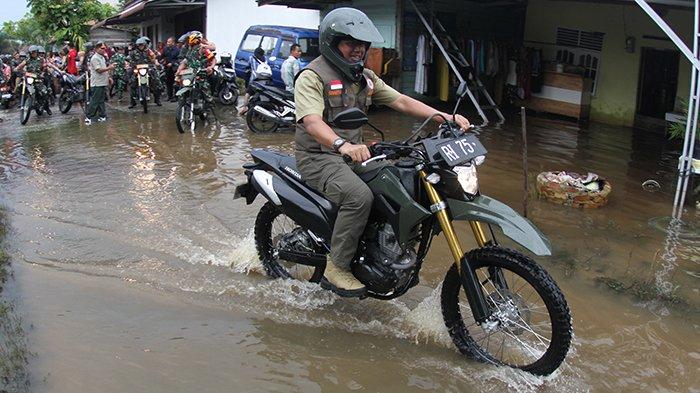 FOTO: Kepala BNPB Letjen TNI Suharyanto Tinjau dan Berikan Bantuan untuk Korban Banjir di Rumbai ...