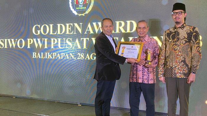 Ketua KONI Riau Diganjar Penghargaan Golden Award SIWO PWI 2023 ...