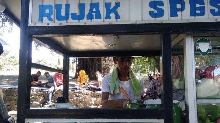 Kisah Viral Tukang Rujak Naik Haji Berkat Nabung Rp 5.000, Pernah ...