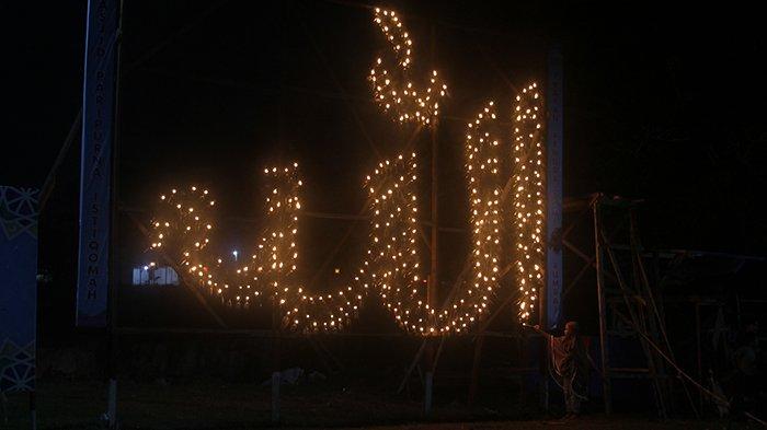 FOTO : Lampu Colok Lafadz Allah Meriahkan Malam Ramadan di Rumbai ...