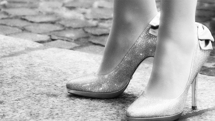 Kompak Lepas Baju, Rok dan Sepatu Hak Tinggi, Puluhan Wanita Ini jadi ...