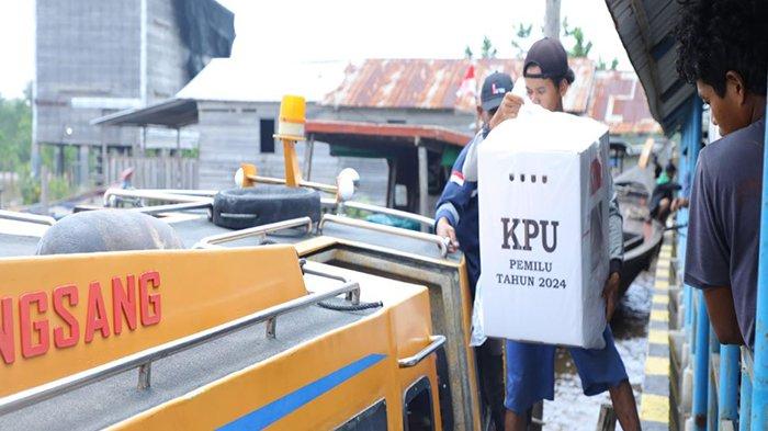 Sewa Speedboat, Logistik Pemilu 2024 Diantar ke Teluk Lanus, Kampung Terjauh di Siak ...