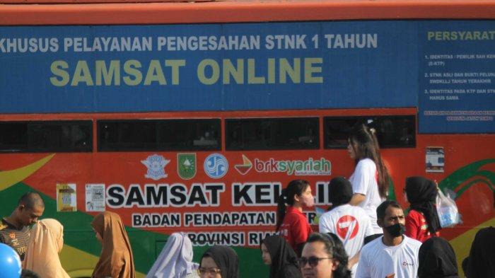 Warga Membayar Pajak Kendaraan di Mobil Samsat Keliling Pekanbaru ...