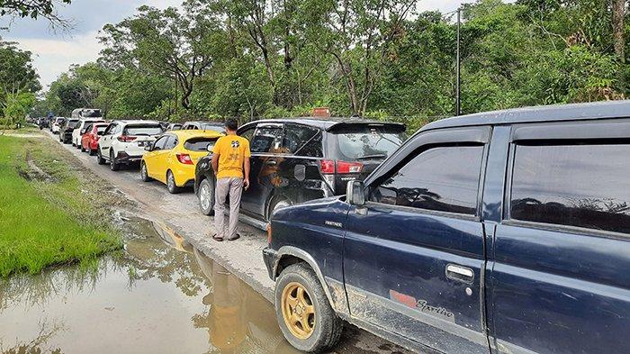 Kendaraan Mengular, Macet Parah di Jalan Lintas Pekanbaru-Minas di ...